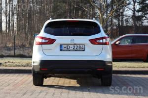 White Nissan Qashqai 2017 in Riga, with an engine capacity of 1.60 L and mileage of 238 thousand km for 10995 €, photo 6 on AUTOMOTO.COM.LV