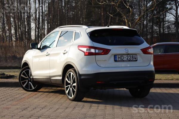 White Nissan Qashqai 2017 in Riga, with an engine capacity of 1.60 L and mileage of 238 thousand km for 10995 €, photo 7 on AUTOMOTO.COM.LV
