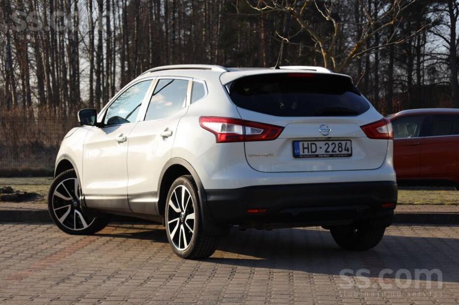 White Nissan Qashqai 2017 in Riga, with an engine capacity of 1.60 L and mileage of 238 thousand km for 10995 €, photo 7 on AUTOMOTO.COM.LV