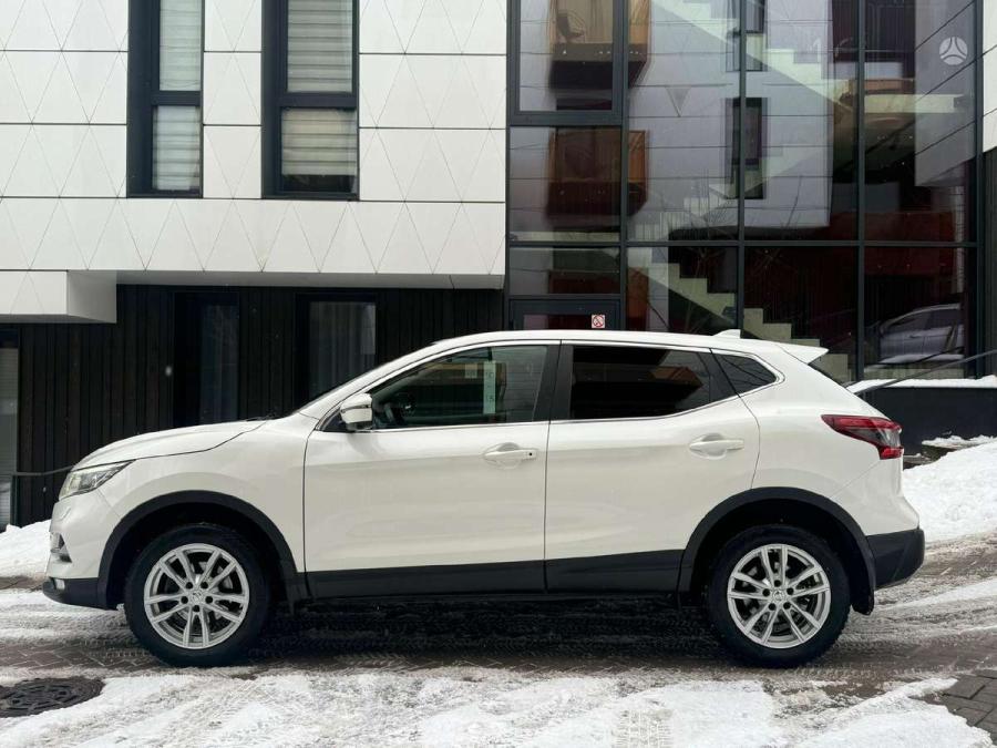White Nissan Qashqai 2017 in Kaunas, with an engine capacity of 1.60 L and mileage of 306 thousand km for 8050 €, photo 4 on AUTOMOTO.COM.LV