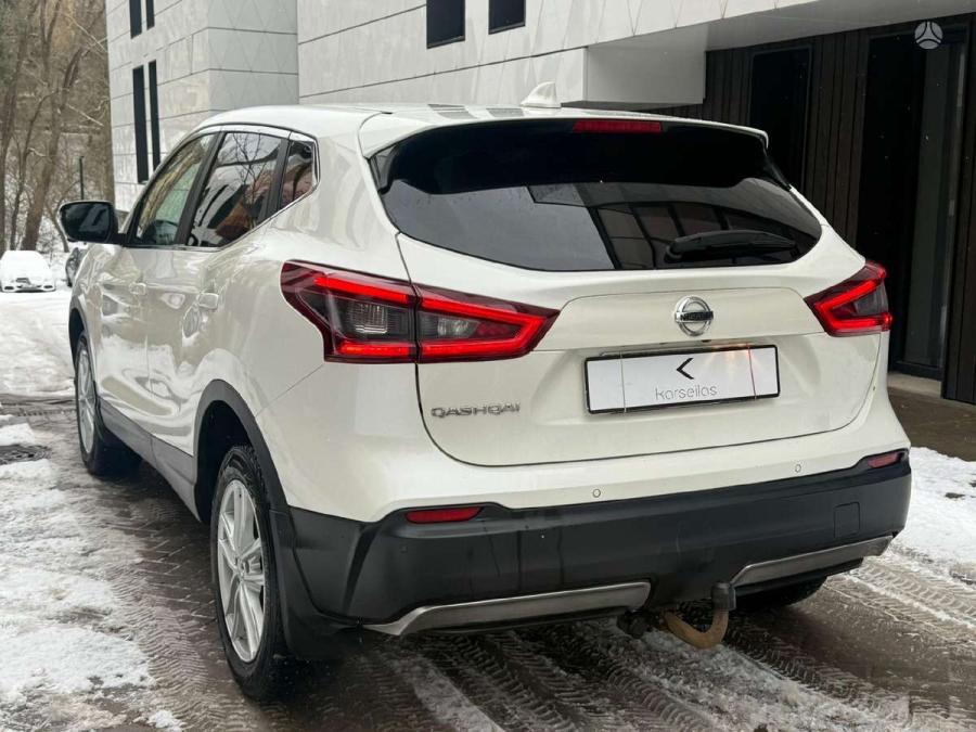 White Nissan Qashqai 2017 in Kaunas, with an engine capacity of 1.60 L and mileage of 306 thousand km for 8050 €, photo 5 on AUTOMOTO.COM.LV