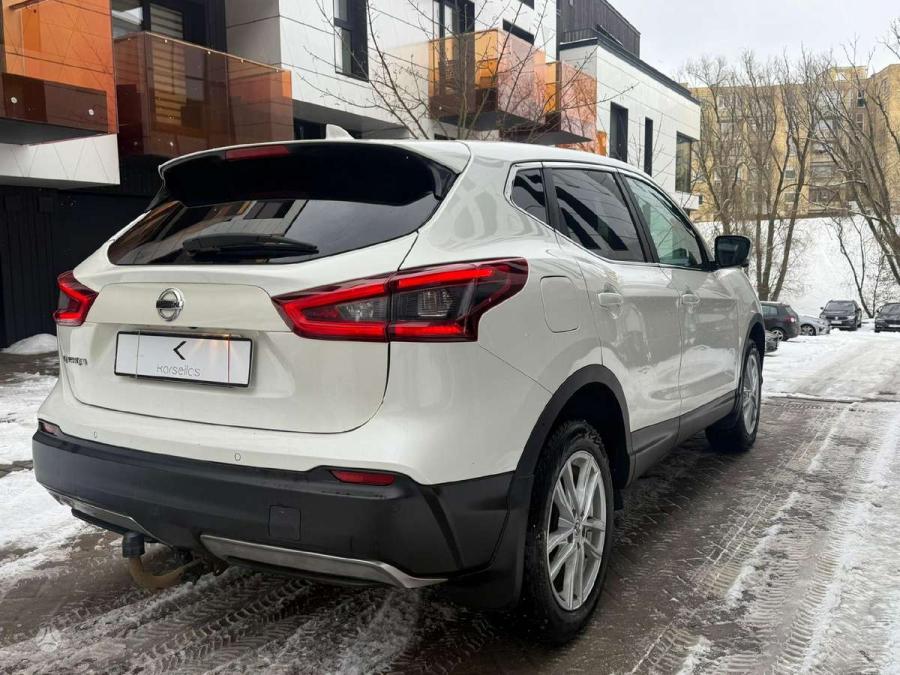 White Nissan Qashqai 2017 in Kaunas, with an engine capacity of 1.60 L and mileage of 306 thousand km for 8050 €, photo 6 on AUTOMOTO.COM.LV