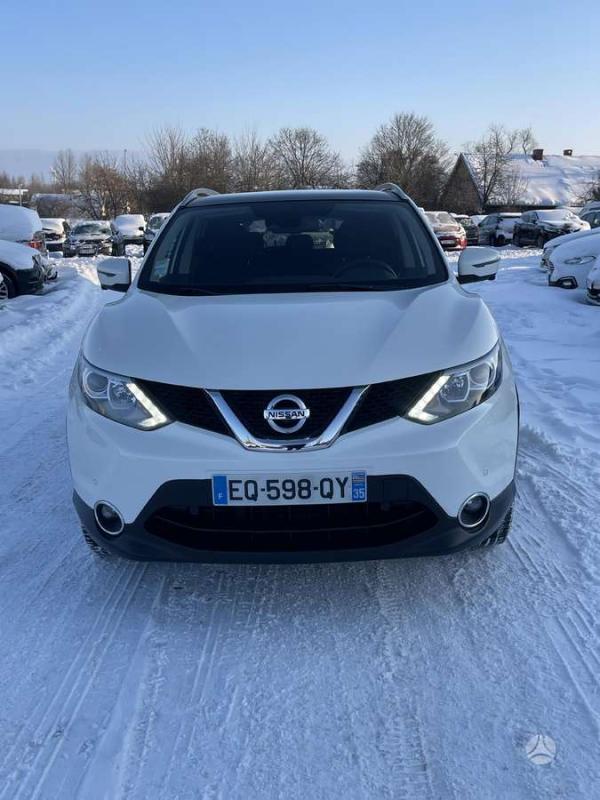 White Nissan Qashqai 2017 in Taurage, with an engine capacity of 1.60 L and mileage of 211 thousand km for 9200 €, photo 3 on AUTOMOTO.COM.LV
