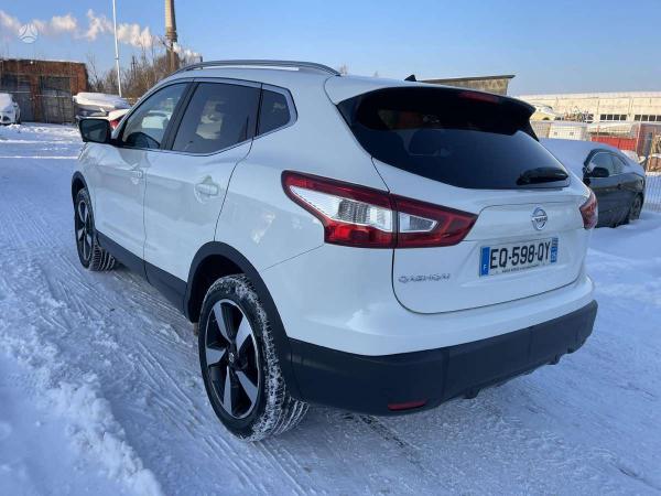 White Nissan Qashqai 2017 in Taurage, with an engine capacity of 1.60 L and mileage of 211 thousand km for 9200 €, photo 4 on AUTOMOTO.COM.LV