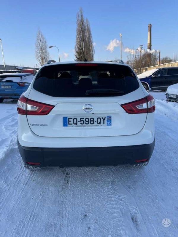 White Nissan Qashqai 2017 in Taurage, with an engine capacity of 1.60 L and mileage of 211 thousand km for 9200 €, photo 6 on AUTOMOTO.COM.LV