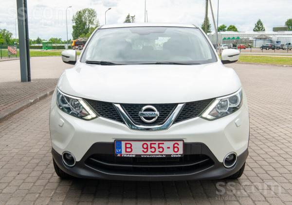 White Nissan Qashqai 2017 in Cesis, with an engine capacity of 1.20 L and mileage of 135 thousand km for 9550 €, photo 1 on AUTOMOTO.COM.LV