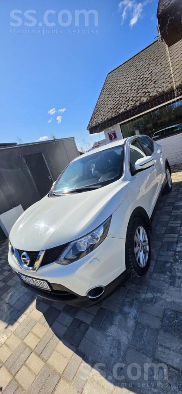 White Nissan Qashqai 2017 in Riga, with an engine capacity of 1.60 L and mileage of 134 thousand km for 9799 €, photo 1 on AUTOMOTO.COM.LV