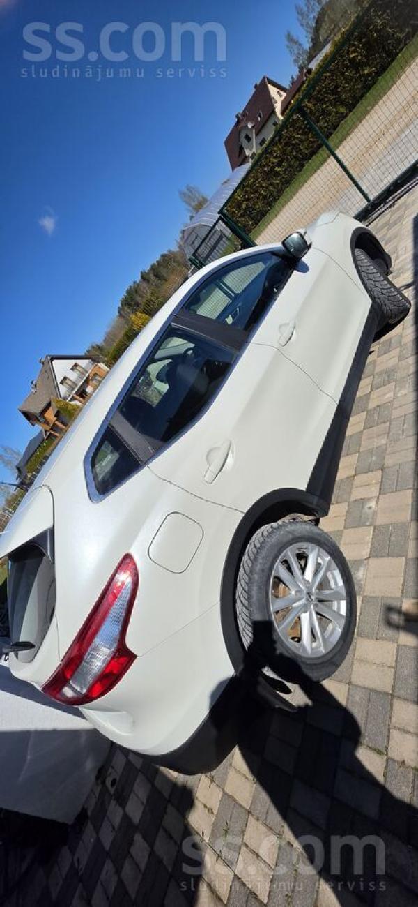 White Nissan Qashqai 2017 in Riga, with an engine capacity of 1.60 L and mileage of 134 thousand km for 9799 €, photo 7 on AUTOMOTO.COM.LV