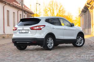 White Nissan Qashqai 2017 in Jelgava, with an engine capacity of 1.20 L and mileage of 165 thousand km for 8290 €, photo 4 on AUTOMOTO.COM.LV