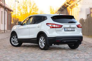 White Nissan Qashqai 2017 in Jelgava, with an engine capacity of 1.20 L and mileage of 165 thousand km for 8290 €, photo 5 on AUTOMOTO.COM.LV
