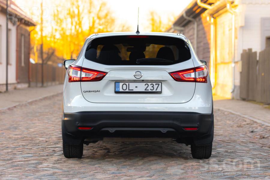 White Nissan Qashqai 2017 in Jelgava, with an engine capacity of 1.20 L and mileage of 165 thousand km for 8290 €, photo 7 on AUTOMOTO.COM.LV