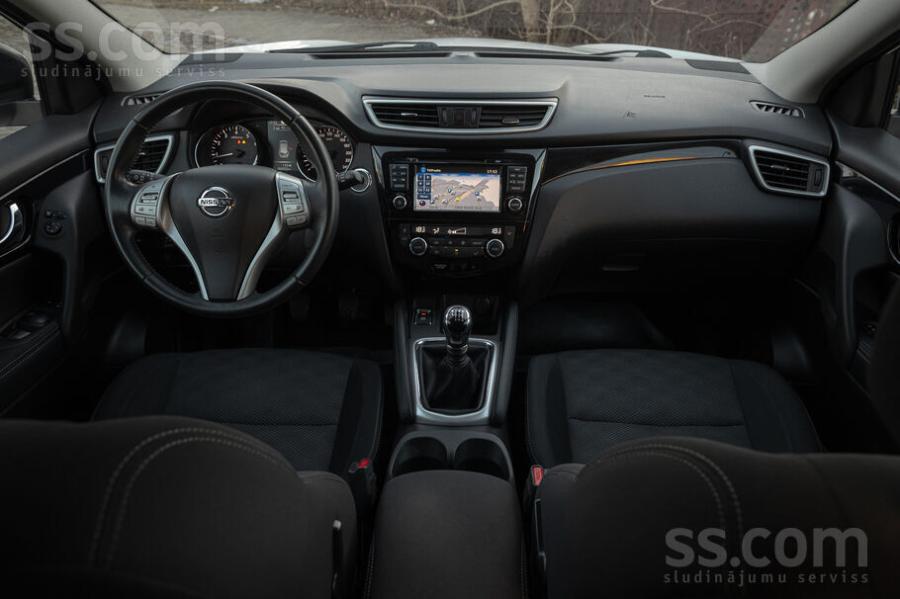 White Nissan Qashqai 2017 in Jelgava, with an engine capacity of 1.20 L and mileage of 165 thousand km for 8290 €, photo 8 on AUTOMOTO.COM.LV