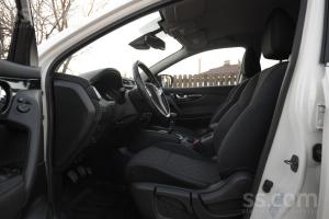 White Nissan Qashqai 2017 in Jelgava, with an engine capacity of 1.20 L and mileage of 165 thousand km for 8290 €, photo 12 on AUTOMOTO.COM.LV