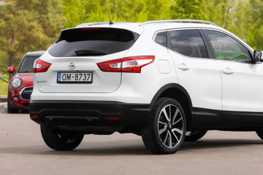 White Nissan Qashqai 2017 in Jelgava, with an engine capacity of 1.20 L and mileage of 90 thousand km for 9500 €, photo 5 on AUTOMOTO.COM.LV