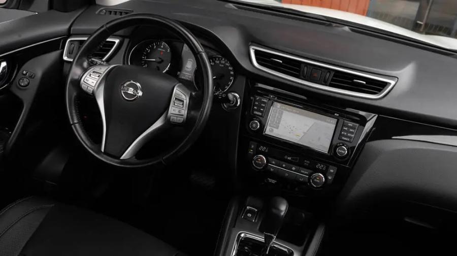 White Nissan Qashqai 2017 in Jelgava, with an engine capacity of 1.20 L and mileage of 90 thousand km for 9500 €, photo 13 on AUTOMOTO.COM.LV