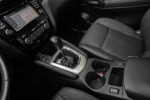 White Nissan Qashqai 2017 in Jelgava, with an engine capacity of 1.20 L and mileage of 90 thousand km for 9500 €, photo 17 on AUTOMOTO.COM.LV