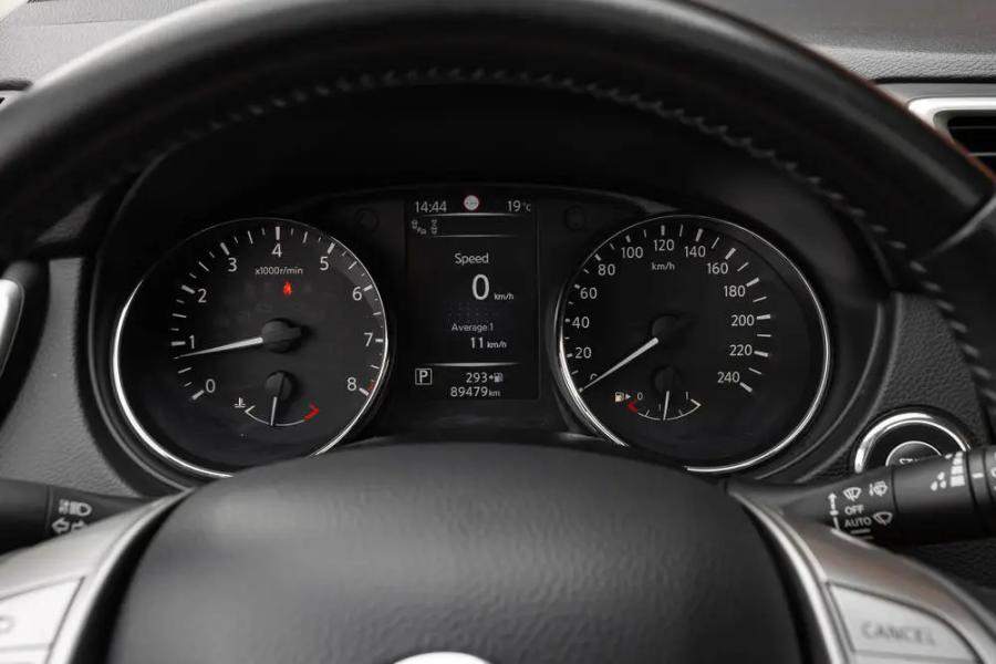 White Nissan Qashqai 2017 in Jelgava, with an engine capacity of 1.20 L and mileage of 90 thousand km for 9500 €, photo 25 on AUTOMOTO.COM.LV