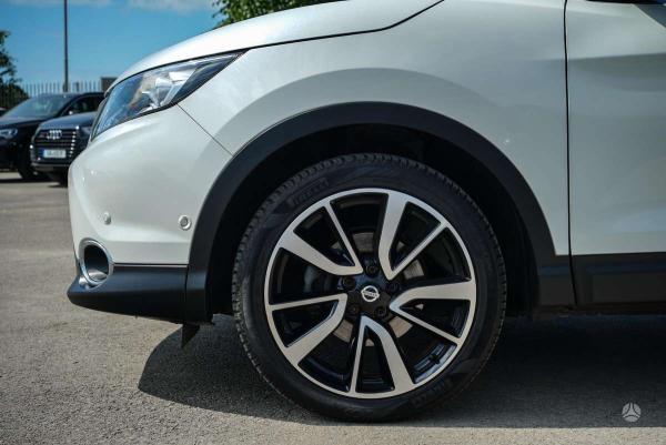 White Nissan Qashqai 2017 in Marijampole, with an engine capacity of 1.20 L and mileage of 127 thousand km for 10950 €, photo 6 on AUTOMOTO.COM.LV