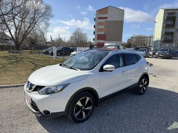 White Nissan Qashqai 2017 in Ventspils, with an engine capacity of 1.60 L and mileage of 146 thousand km for 9800 €, photo 1 on AUTOMOTO.COM.LV