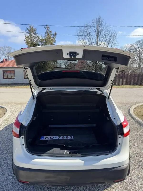 White Nissan Qashqai 2017 in Ventspils, with an engine capacity of 1.60 L and mileage of 146 thousand km for 9800 €, photo 9 on AUTOMOTO.COM.LV