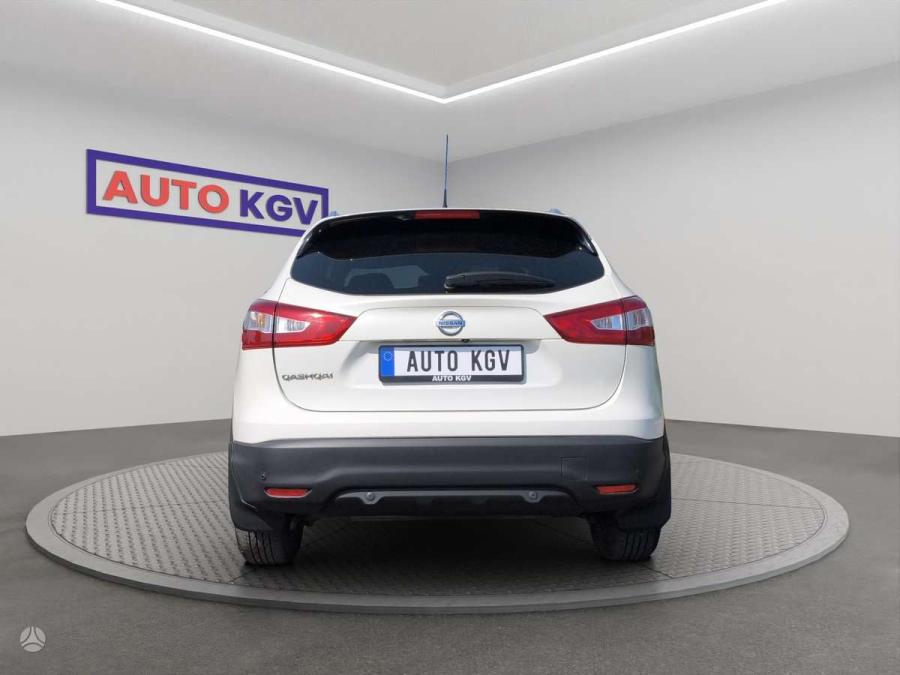 White Nissan Qashqai 2017 in Vilnius, with an engine capacity of 1.20 L and mileage of 76 thousand km for 11499 €, photo 5 on AUTOMOTO.COM.LV