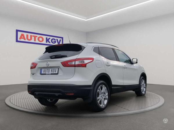 White Nissan Qashqai 2017 in Vilnius, with an engine capacity of 1.20 L and mileage of 105 thousand km for 11499 €, photo 5 on AUTOMOTO.COM.LV