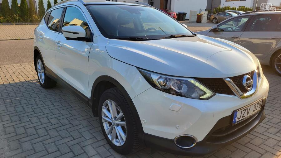 White Nissan Qashqai 2017 in Vilnius, with an engine capacity of 1.20 L and mileage of 90 thousand km for 11500 €, photo 1 on AUTOMOTO.COM.LV