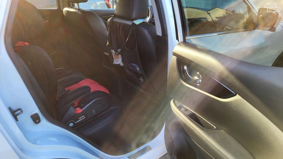 White Nissan Qashqai 2017 in Vilnius, with an engine capacity of 1.20 L and mileage of 90 thousand km for 11500 €, photo 8 on AUTOMOTO.COM.LV