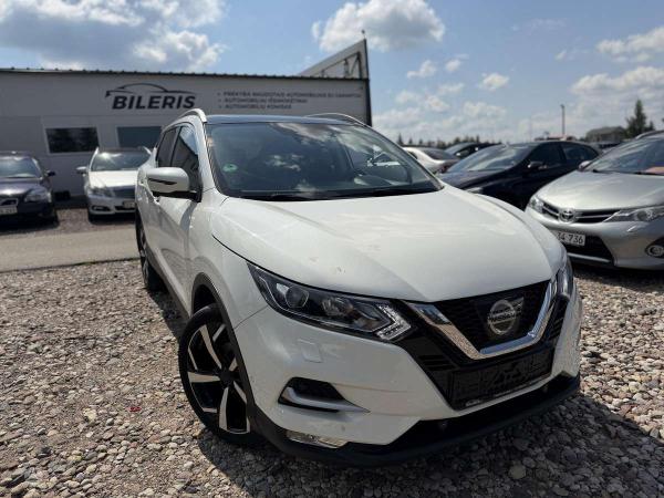 White Nissan Qashqai 2017 in Utena, with an engine capacity of 1.20 L and mileage of 200 thousand km for 7690 €, photo 1 on AUTOMOTO.COM.LV