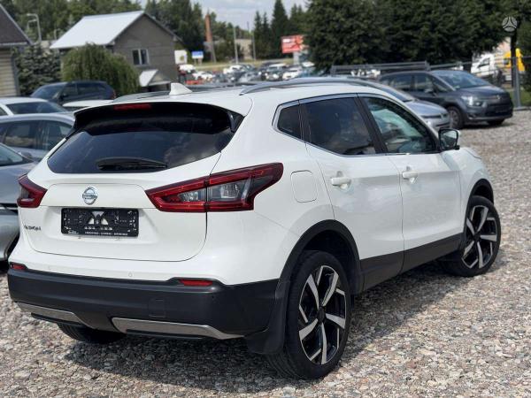 White Nissan Qashqai 2017 in Utena, with an engine capacity of 1.20 L and mileage of 200 thousand km for 7690 €, photo 3 on AUTOMOTO.COM.LV