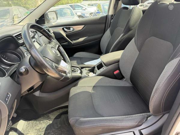 White Nissan Qashqai 2017 in Utena, with an engine capacity of 1.20 L and mileage of 200 thousand km for 7690 €, photo 6 on AUTOMOTO.COM.LV