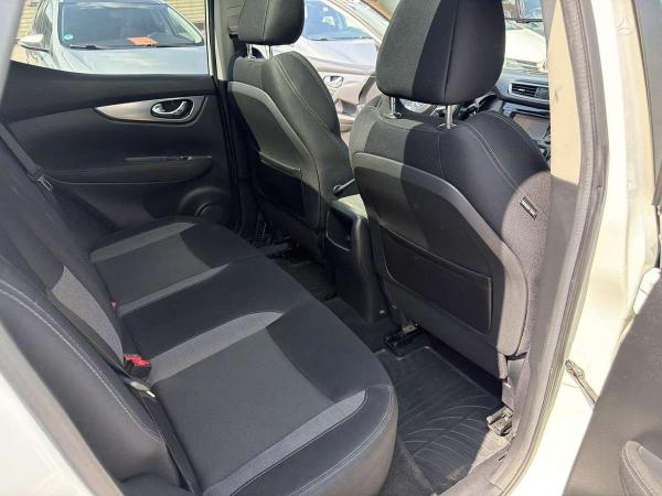White Nissan Qashqai 2017 in Utena, with an engine capacity of 1.20 L and mileage of 200 thousand km for 7690 €, photo 9 on AUTOMOTO.COM.LV