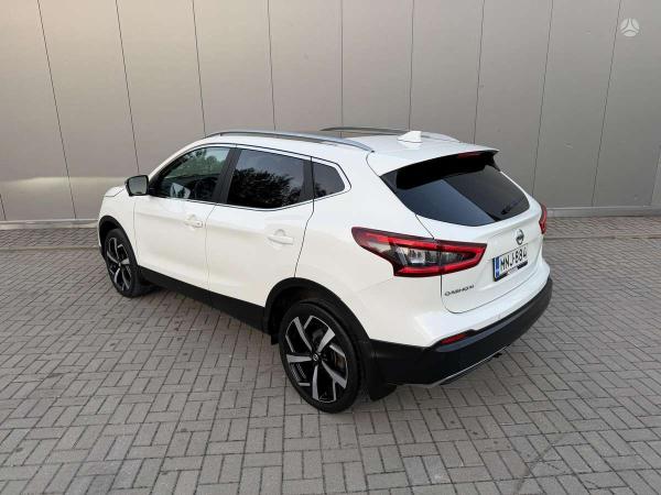 White Nissan Qashqai 2017 in Kaunas, with an engine capacity of 1.60 L and mileage of 206 thousand km for 10200 €, photo 6 on AUTOMOTO.COM.LV