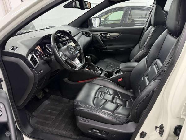 White Nissan Qashqai 2017 in Kaunas, with an engine capacity of 1.60 L and mileage of 206 thousand km for 10200 €, photo 8 on AUTOMOTO.COM.LV