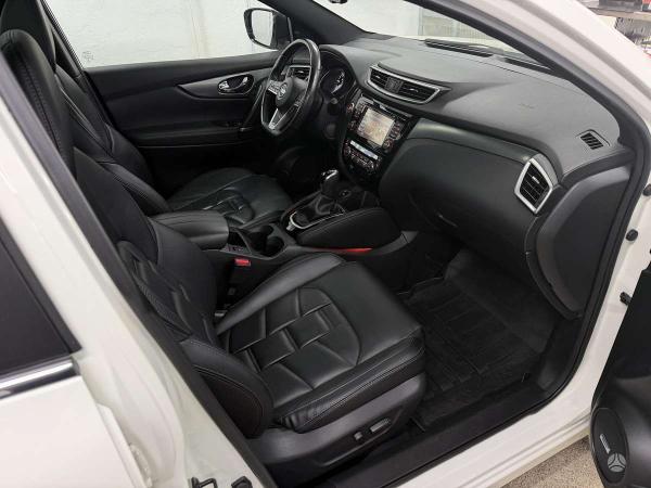 White Nissan Qashqai 2017 in Kaunas, with an engine capacity of 1.60 L and mileage of 206 thousand km for 10200 €, photo 10 on AUTOMOTO.COM.LV