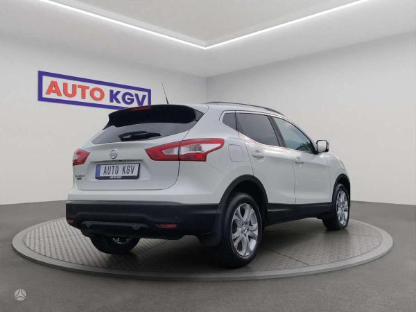 White Nissan Qashqai 2017 in Vilnius, with an engine capacity of 1.20 L and mileage of 105 thousand km for 10999 €, photo 5 on AUTOMOTO.COM.LV