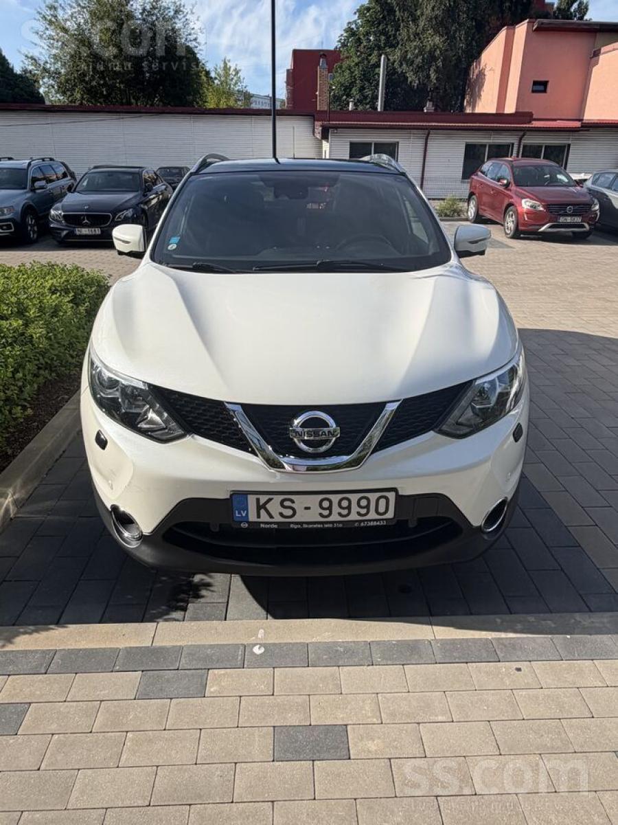 White Nissan Qashqai 2017 in Riga, with an engine capacity of 1.20 L and mileage of 132 thousand km for 9500 €, photo 1 on AUTOMOTO.COM.LV