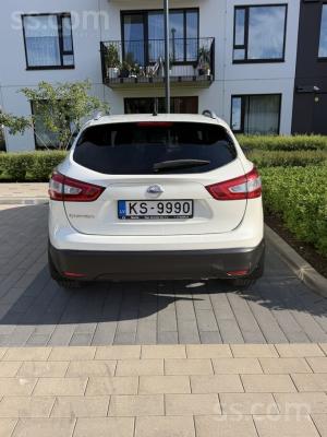 White Nissan Qashqai 2017 in Riga, with an engine capacity of 1.20 L and mileage of 132 thousand km for 9500 €, photo 4 on AUTOMOTO.COM.LV