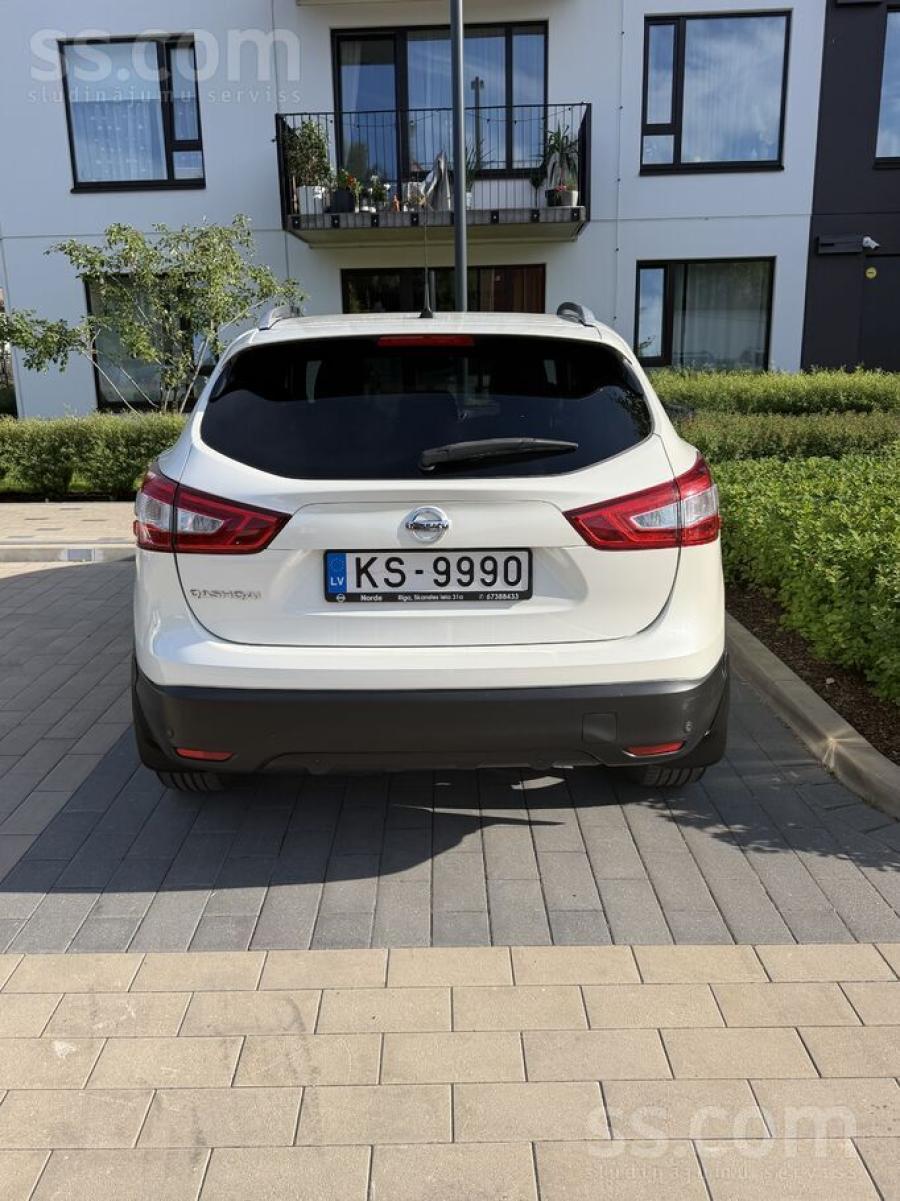 White Nissan Qashqai 2017 in Riga, with an engine capacity of 1.20 L and mileage of 132 thousand km for 9500 €, photo 4 on AUTOMOTO.COM.LV