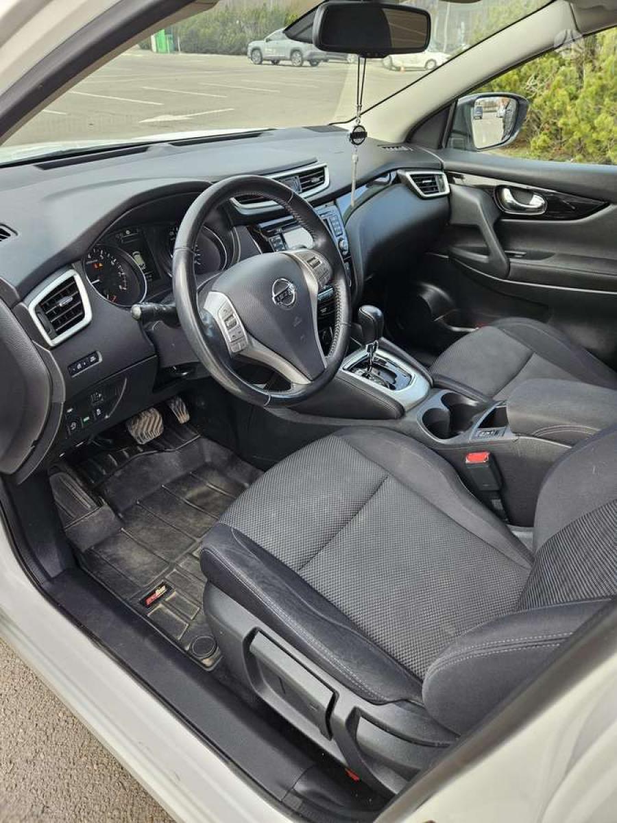 White Nissan Qashqai 2017 in Siauliai, with an engine capacity of 1.20 L and mileage of 122 thousand km for 10550 €, photo 3 on AUTOMOTO.COM.LV