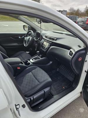 White Nissan Qashqai 2017 in Siauliai, with an engine capacity of 1.20 L and mileage of 122 thousand km for 10550 €, photo 4 on AUTOMOTO.COM.LV