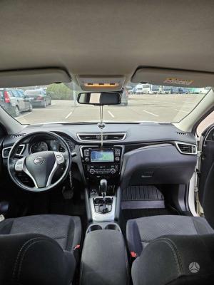 White Nissan Qashqai 2017 in Siauliai, with an engine capacity of 1.20 L and mileage of 122 thousand km for 10550 €, photo 5 on AUTOMOTO.COM.LV