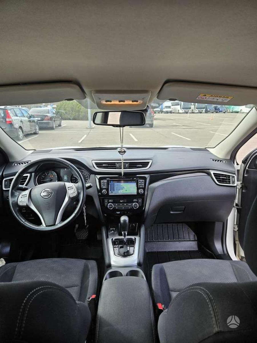 White Nissan Qashqai 2017 in Siauliai, with an engine capacity of 1.20 L and mileage of 122 thousand km for 10550 €, photo 5 on AUTOMOTO.COM.LV