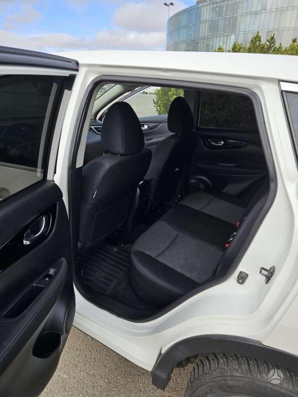White Nissan Qashqai 2017 in Siauliai, with an engine capacity of 1.20 L and mileage of 122 thousand km for 10550 €, photo 5 on AUTOMOTO.COM.LV