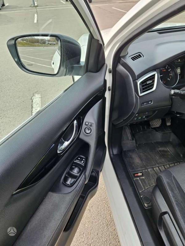 White Nissan Qashqai 2017 in Siauliai, with an engine capacity of 1.20 L and mileage of 122 thousand km for 10550 €, photo 6 on AUTOMOTO.COM.LV
