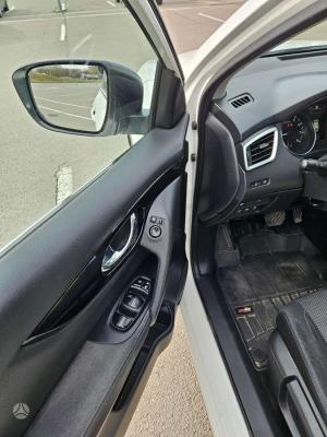White Nissan Qashqai 2017 in Siauliai, with an engine capacity of 1.20 L and mileage of 122 thousand km for 10550 €, photo 7 on AUTOMOTO.COM.LV