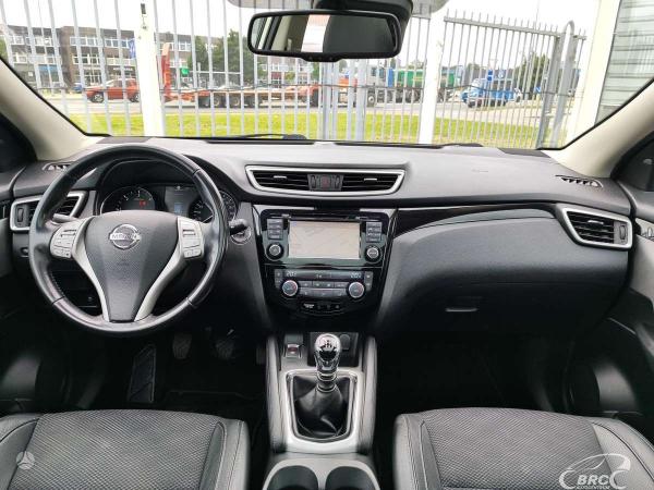 White Nissan Qashqai 2017 in Klaipeda, with an engine capacity of 1.46 L and mileage of 147 thousand km for 10900 €, photo 5 on AUTOMOTO.COM.LV