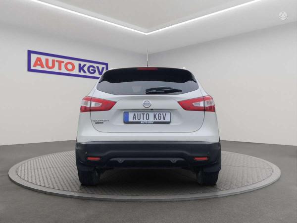 White Nissan Qashqai 2017 in Vilnius, with an engine capacity of 1.20 L and mileage of 105 thousand km for 10999 €, photo 4 on AUTOMOTO.COM.LV