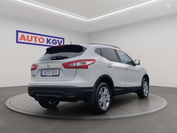 White Nissan Qashqai 2017 in Vilnius, with an engine capacity of 1.20 L and mileage of 105 thousand km for 10999 €, photo 5 on AUTOMOTO.COM.LV