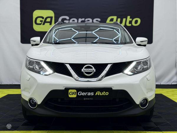 White Nissan Qashqai 2017 in Vilnius, with an engine capacity of 1.46 L and mileage of 213 thousand km for 9999 €, photo 2 on AUTOMOTO.COM.LV
